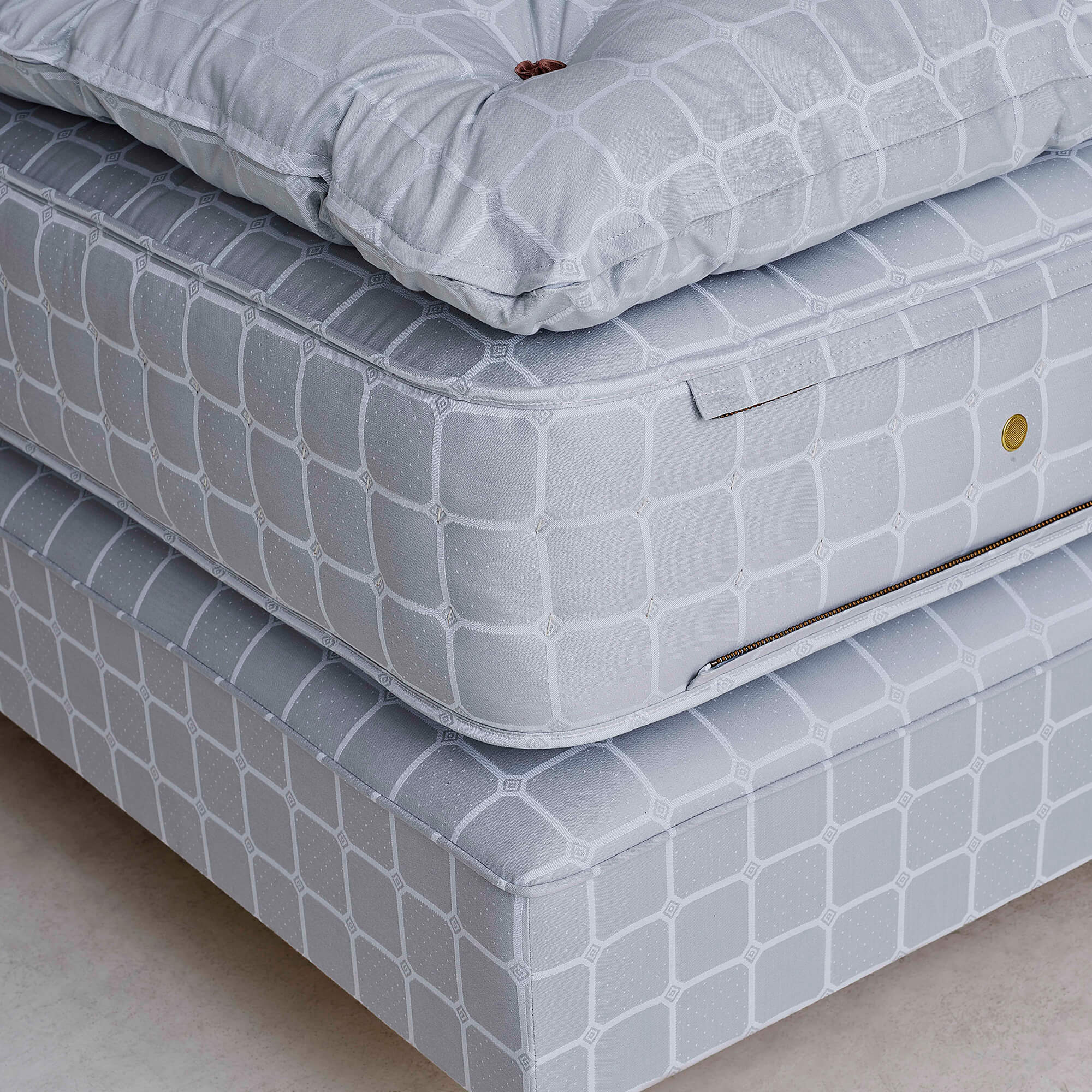 Khangai Yak & Horse Tail Topper – Savoir Beds